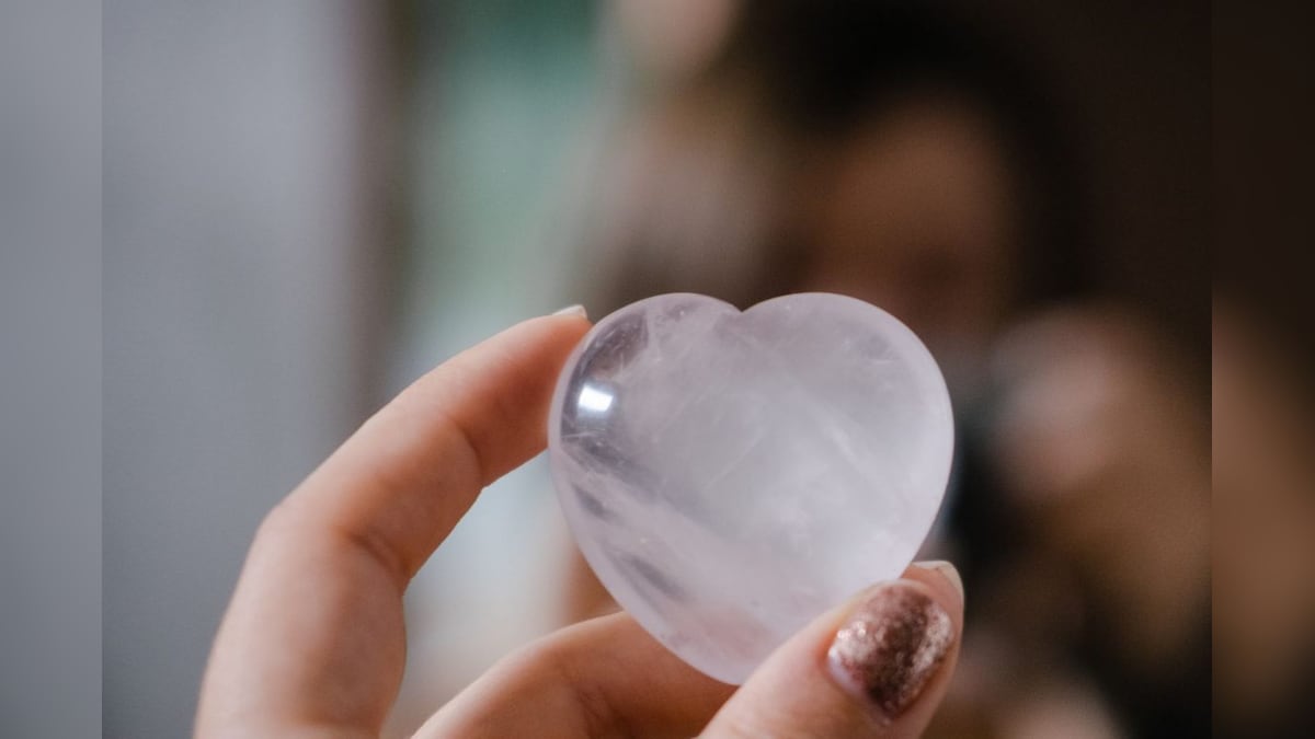 Rose Quartz Stone Benefits In Marathi: गुलाबी क्रिस्टल आहे प्रेमाच ...
