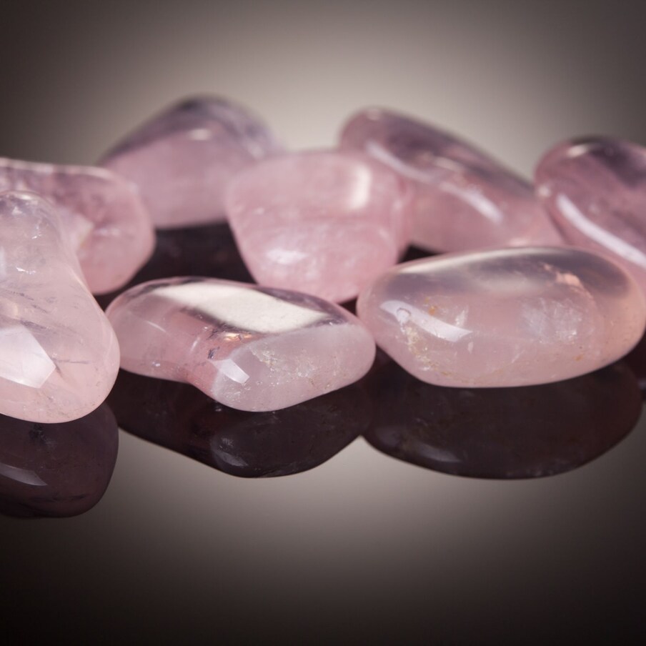 Rose Quartz Stone Benefits In Marathi: गुलाबी क्रिस्टल आहे प्रेमाच ...