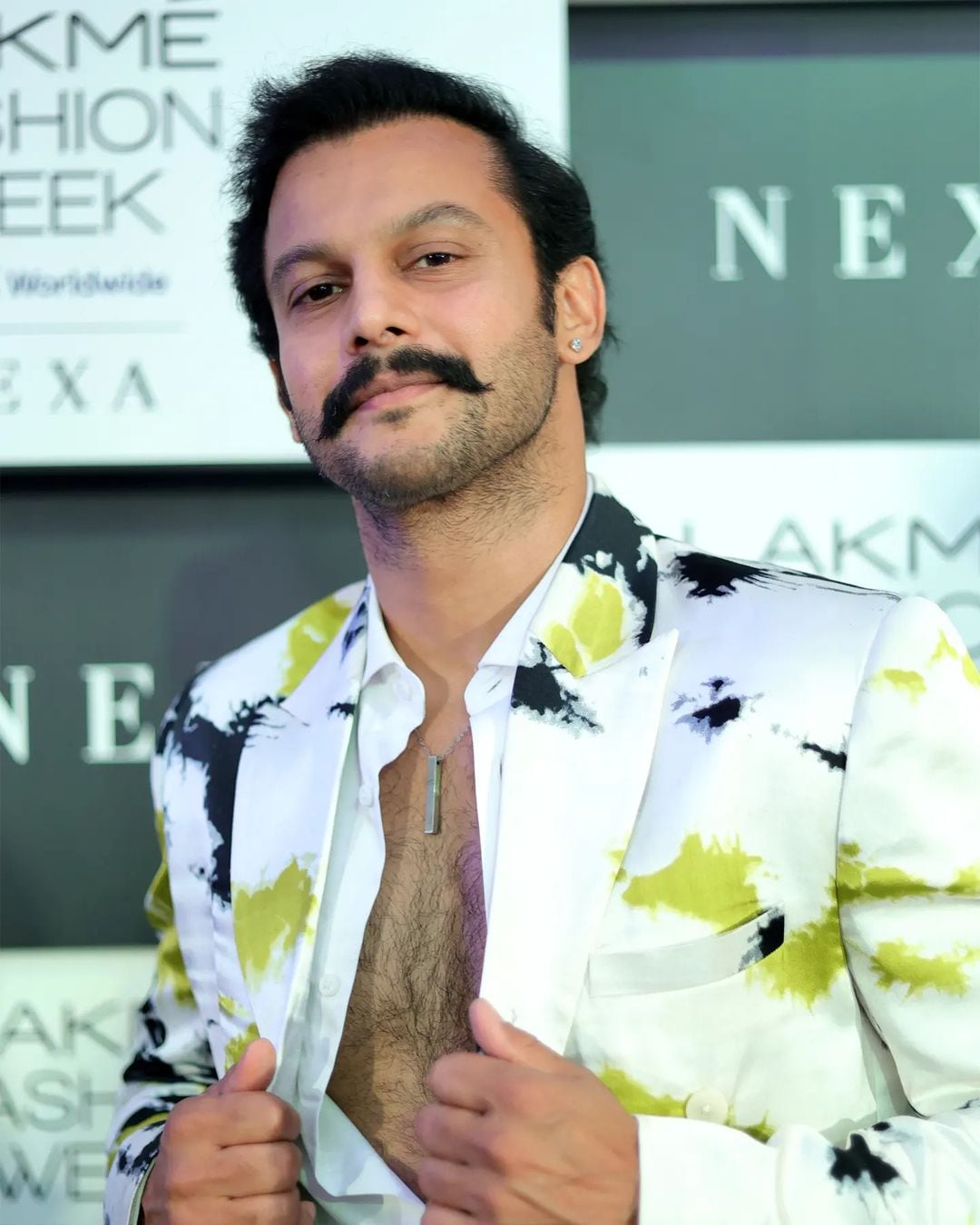 Adinath Kothare Shirtless Photoshoot: आदिनाथच्या शर्टलेस फोटोवर तरूणी झाल्या लट्टू; म्हणाल्या ...