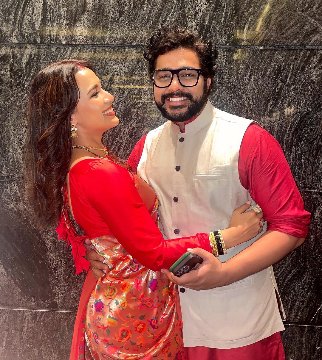 Aayushi-Suyash Bhave : लाल इश्क! भरजरी पैठणी अन् भांगात भरलं कुंकू ...