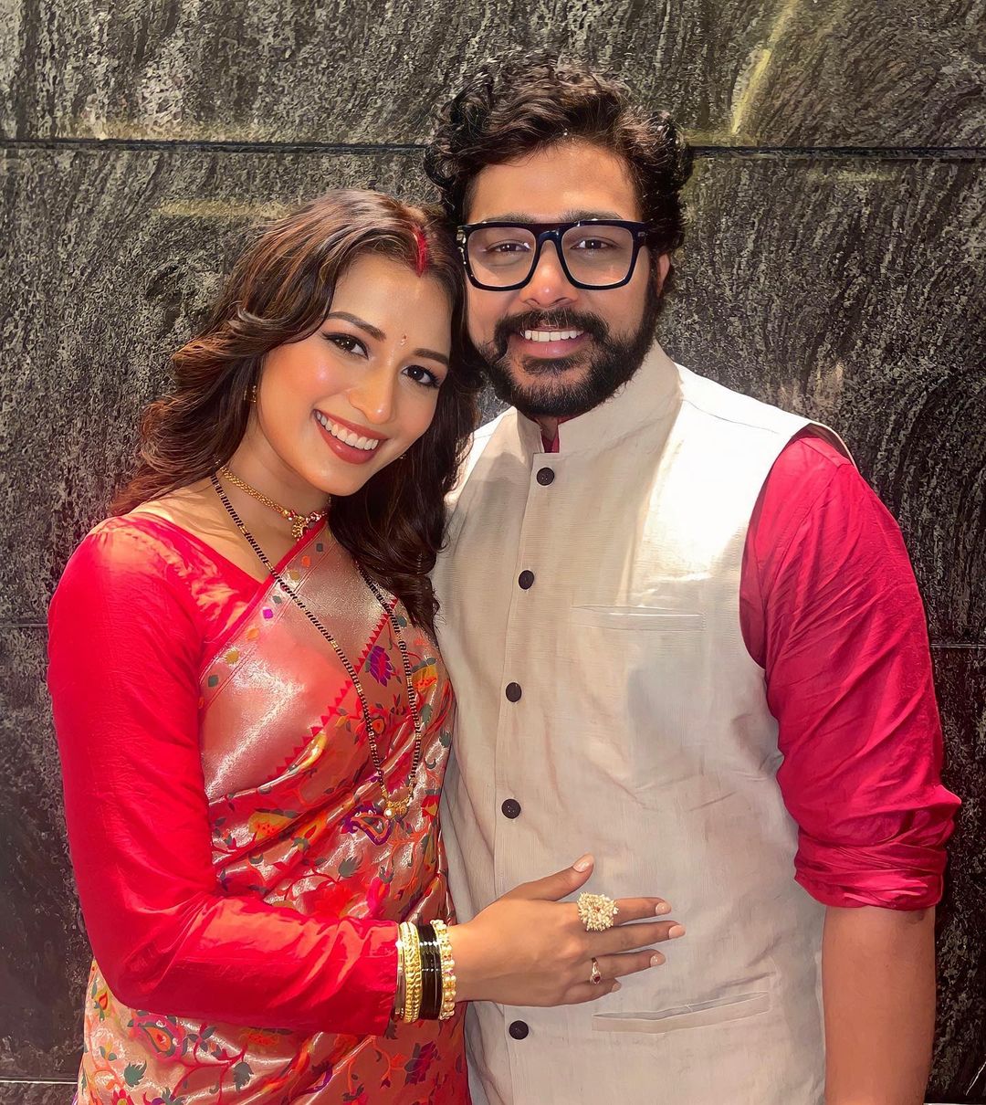 Aayushi-Suyash Bhave : लाल इश्क! भरजरी पैठणी अन् भांगात भरलं कुंकू ...