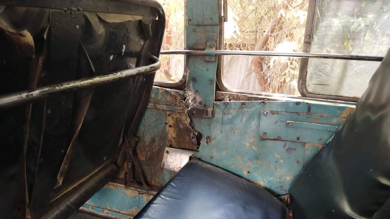 Beed News: तुटलेले सीट आणि गंजलेला पत्रा, लालपरी आहे की भंगारगाडी ...