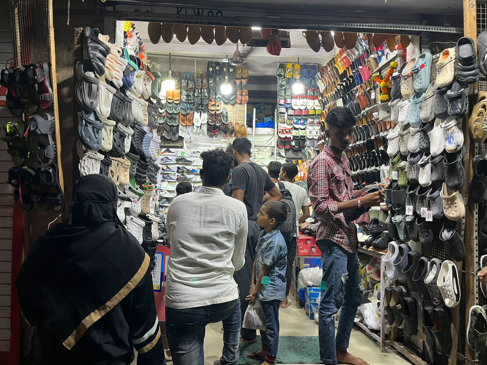 Mumbai News : मुंबईच्या पावसात हवे स्वस्तात आणि टिकाऊ शूज? इथं लागला ...