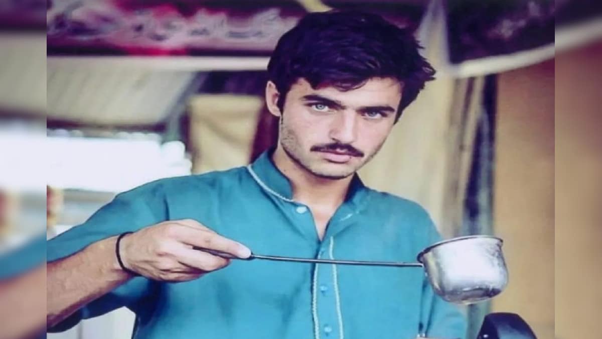 आठवतोय का हा निळ्या डोळ्यांचा 'पाकिस्तानी चहावाला'; आता करतोय 'हे' काम ...