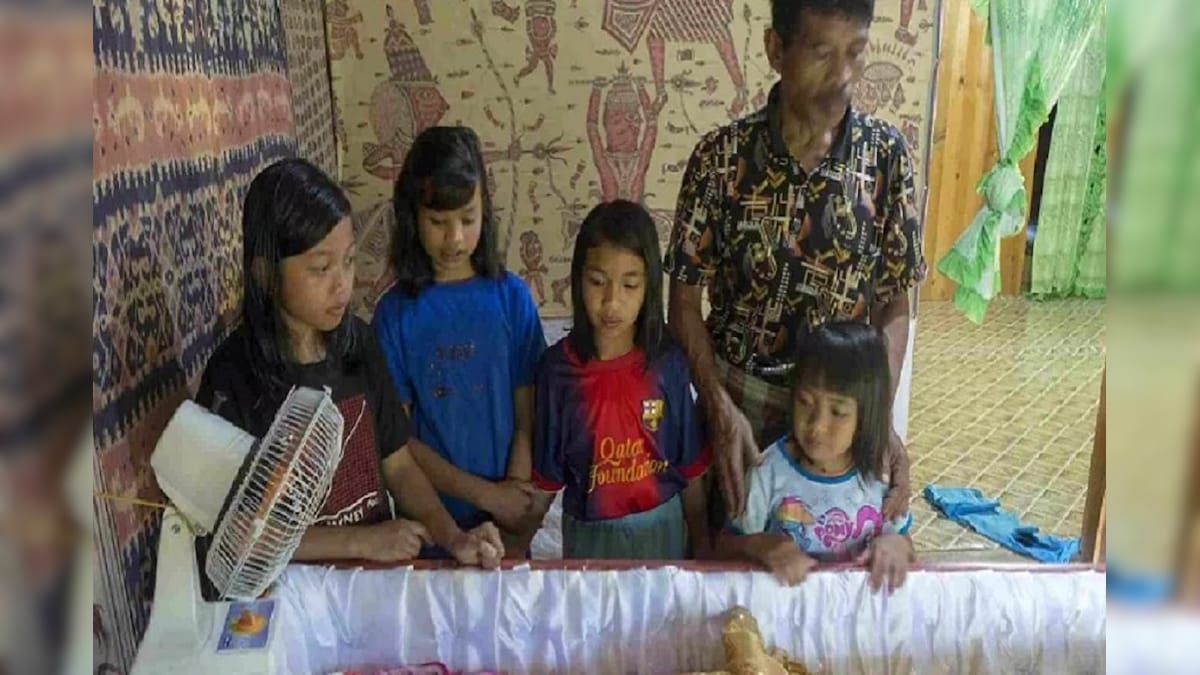 Weird Tradition : इथं मृत्यूनंतर लगेच करत नाहीत अंत्यसंस्कार; मृतदेहाशेजारीच झोपतात लोक अन्...