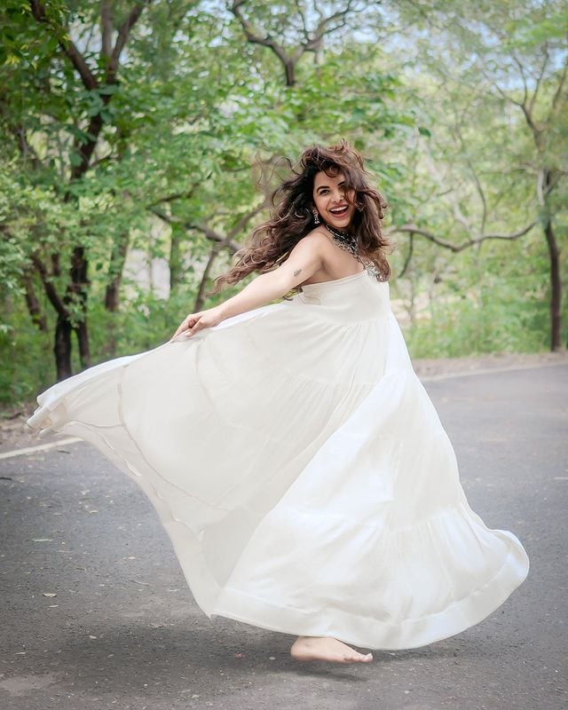 Guess Who : 24व्या वर्षी अभिनेत्रीनं केलं लग्न; कधी परदेशात तर कधी ...