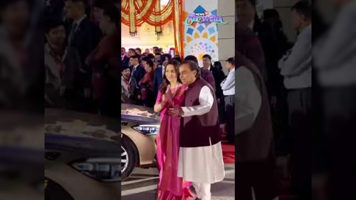 Mukesh Ambani and Nita Ambani greet paparazzi with a beautiful smile ...