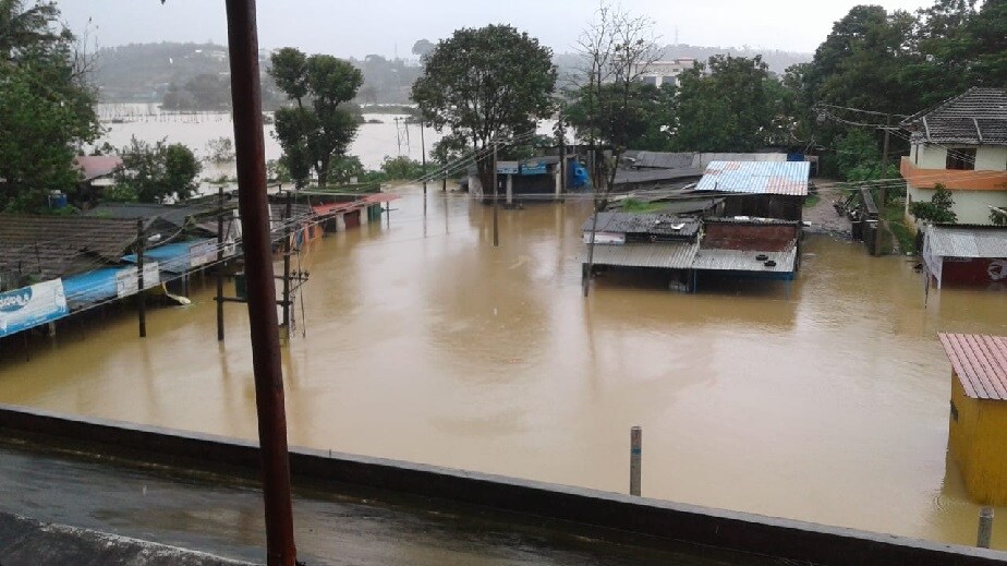 PHOTOS: ಸಕಲೇಶಪುರದ ಆಜಾದ್ ನಗರ ಮುಳುಗಡೆ; ಹೊಳೆ ಮಲ್ಲೇಶ್ವರ ದೇವಾಲಯ ಜಲಾವೃತ ...