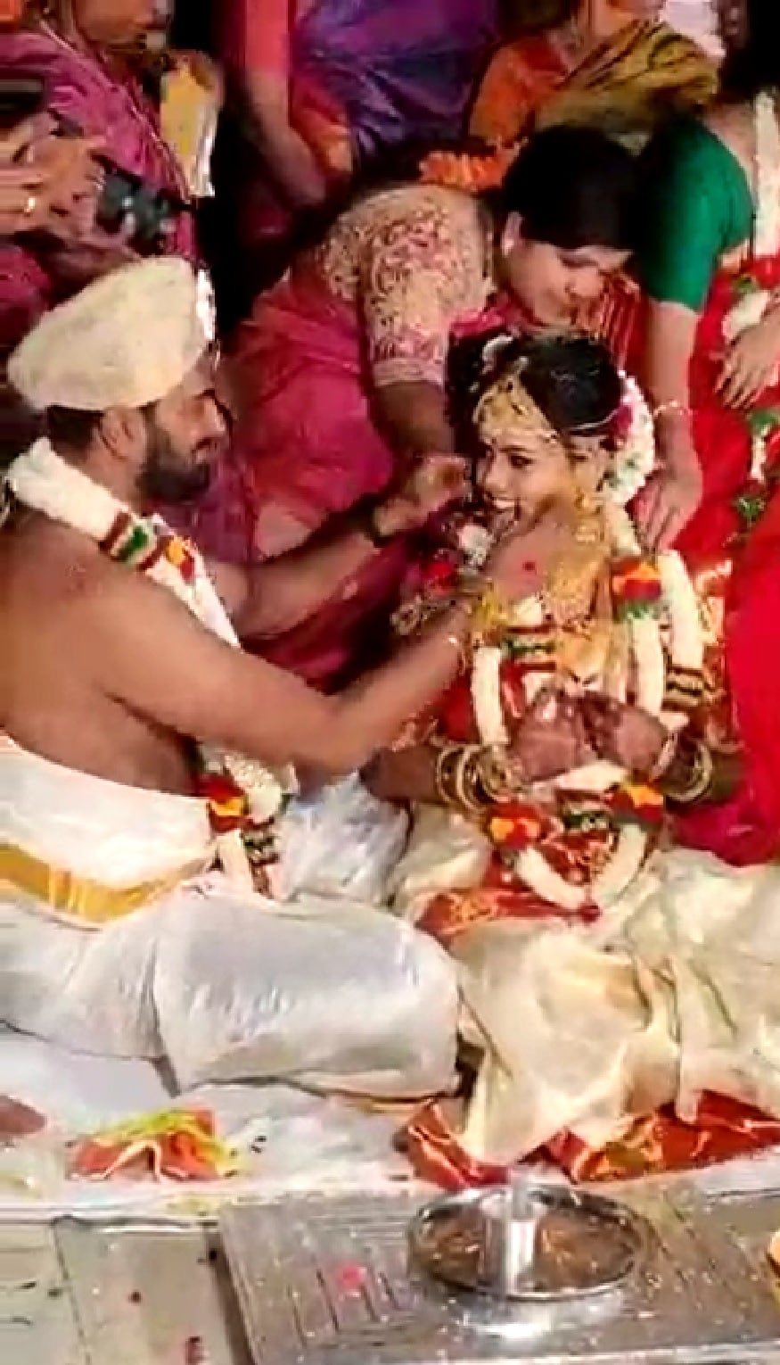 ಬಾಲ್ಯದ ಗೆಳೆಯನ ಜೊತೆ ಮಧ್ಯರಾತ್ರಿ ಸಿಂಪಲ್ ಆಗಿ ಹಸೆಮಣೆ ಏರಿದ ನಟಿ ಮಯೂರಿ ...