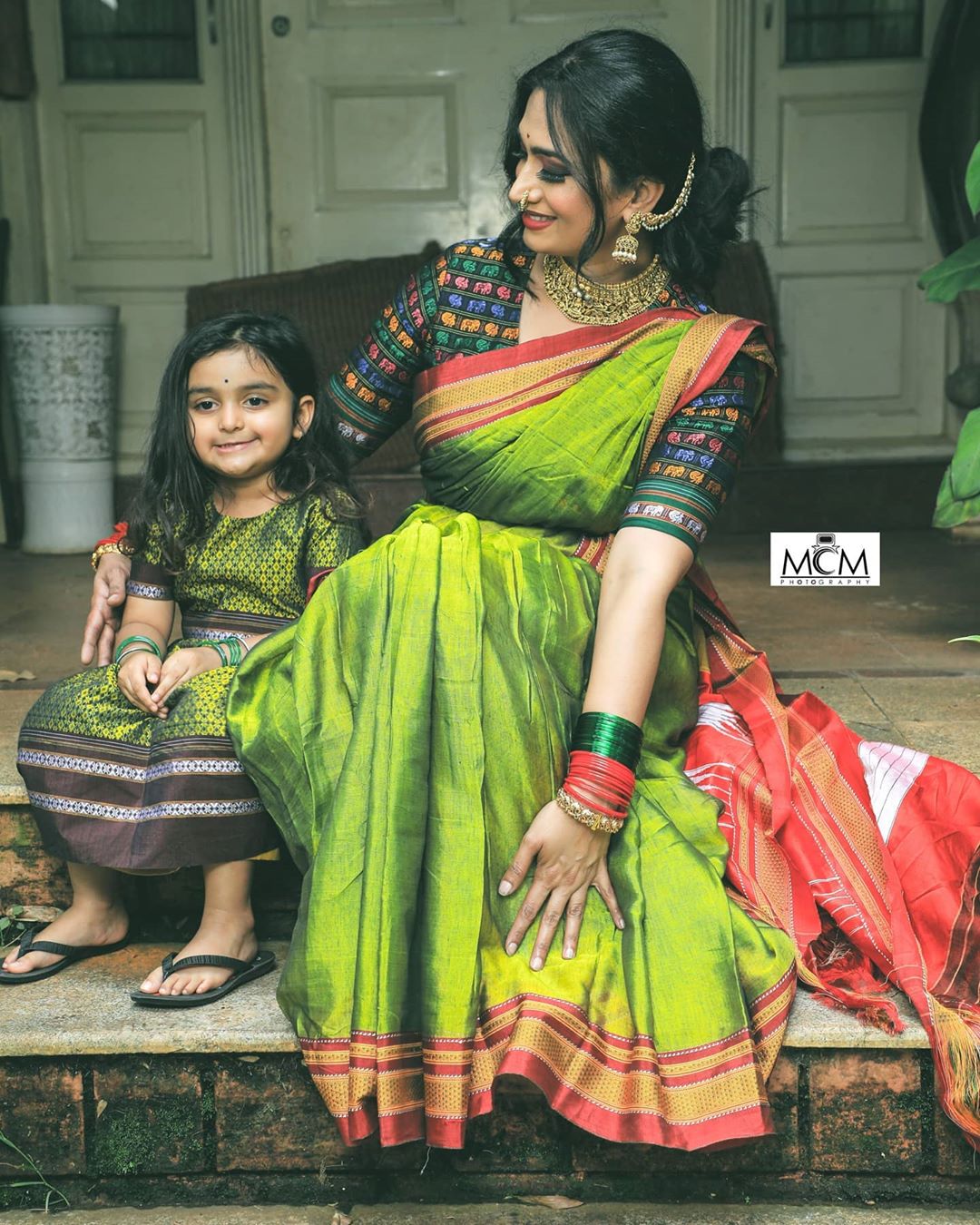 ಕೈಮಗ್ಗದ ಸೀರೆಯುಟ್ಟು ಮಗಳೊಂದಿಗೆ ಫೋಟೋಶೂಟ್ ಗೆ ಪೋಸ್ ಕೊಟ್ಟ ಸಿಂಪಲ್ ನಟಿ ಶ್ವೇತಾ ...