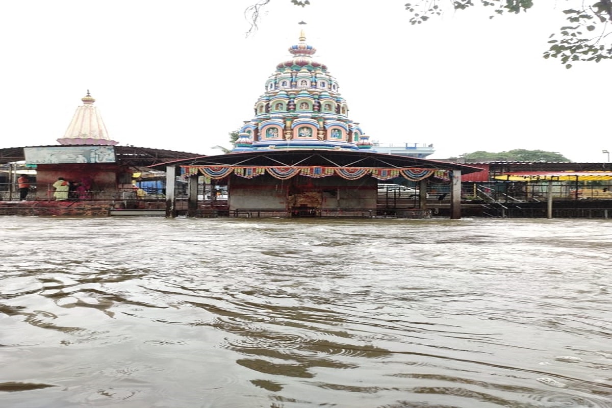 Heavy rain lashes farmers life in chikkodi | ದೇವರನ್ನೂ ಬಿಡದ ಮಳೆ ...