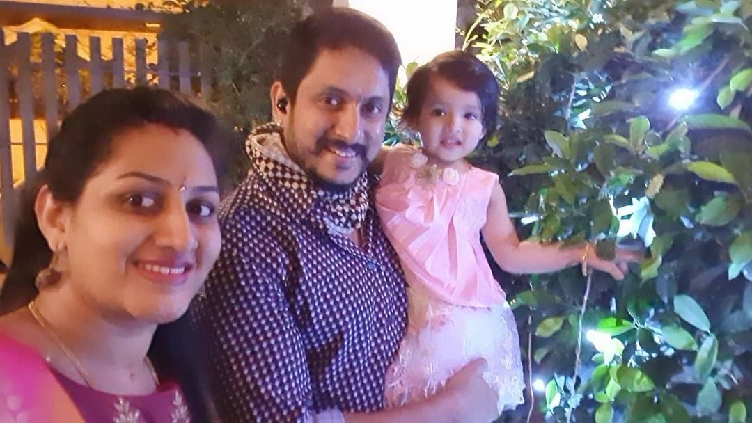 ಮಗಳನ್ನು ಕೈ ಹಿಡಿದು ನಡೆಸಿದ ಅಜಯ್ ರಾವ್ : ಅಪ್ಪ-ಮಗಳ ಮುದ್ದಾದ ಫೋಟೋ ವೈರಲ್ ...