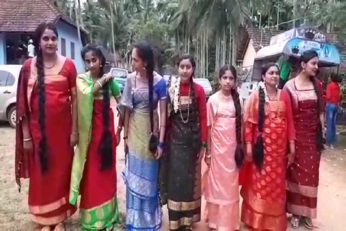 News18 Kannada - ಊರ್ ಮಂದ್ ನಮ್ಮೆ ಕಾರ್ಯಕ್ರಮದಲ್ಲಿ ಮಿಂಚಿದ ಕೊಡವರು; ಕೊಂಬು ...