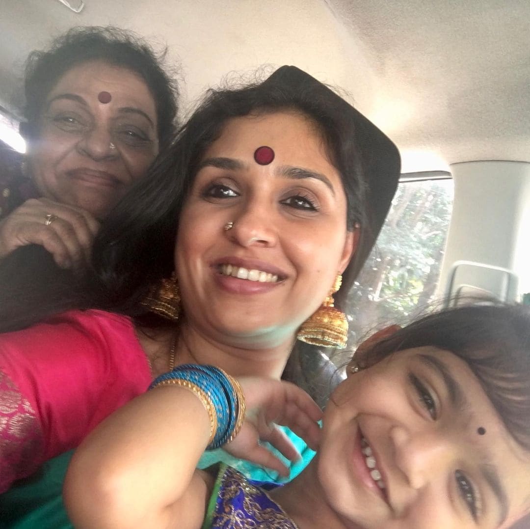 ಒಂದೇ ಫ್ರೇಮಿನಲ್ಲಿ ಮೂರು ತಲೆಮಾರು: ಮಗಳು-ಅಮ್ಮನೊಂದಿಗೆ ಅನು ಪ್ರಭಾಕರ್ ...