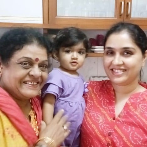 ಒಂದೇ ಫ್ರೇಮಿನಲ್ಲಿ ಮೂರು ತಲೆಮಾರು: ಮಗಳು-ಅಮ್ಮನೊಂದಿಗೆ ಅನು ಪ್ರಭಾಕರ್ ...