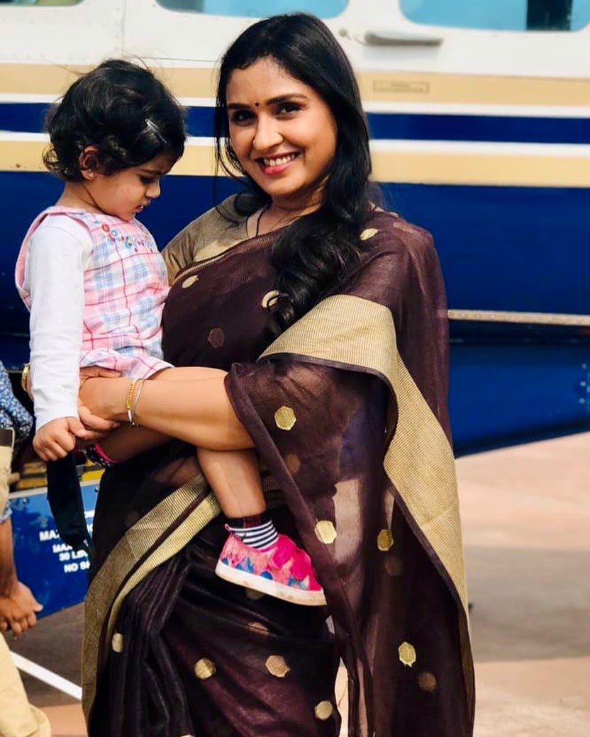 ಒಂದೇ ಫ್ರೇಮಿನಲ್ಲಿ ಮೂರು ತಲೆಮಾರು: ಮಗಳು-ಅಮ್ಮನೊಂದಿಗೆ ಅನು ಪ್ರಭಾಕರ್ ...