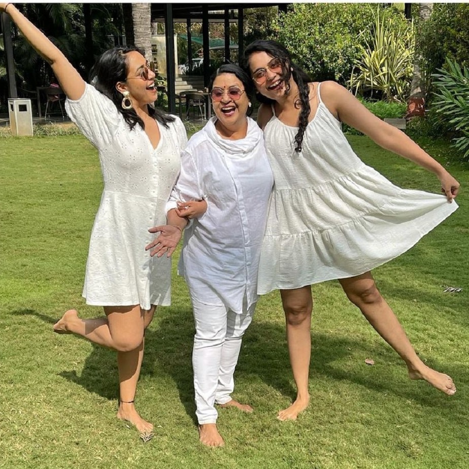 ಅಮ್ಮನ ಹುಟ್ಟುಹಬ್ಬದಂದು ಕುಟುಂಬದ ಫೋಟೋಗಳನ್ನು ಹಂಚಿಕೊಂಡ ನಟಿ ಹಿತಾ ಚಂದ್ರಶೇಖರ್ ...