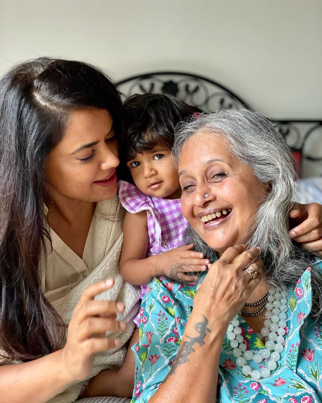 ಸೆಲೆಬ್ರಿಟಿ ಅತ್ತೆ-ಸೊಸೆ: ಫೋಟೋಶೂಟ್ ನಲ್ಲಿ ಮಿಂಚಿದ ಸಮೀರಾ ರೆಡ್ಡಿ-ಮಂಜರಿ ವರ್ದೆ ...