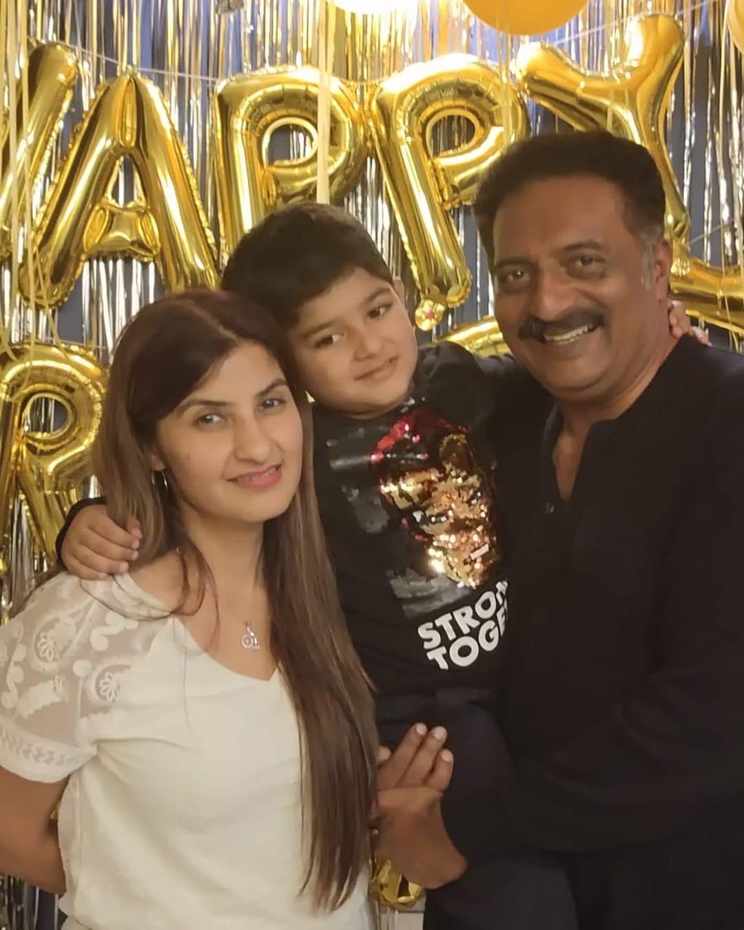 ಪ್ರಕಾಶ್ ರಾಜ್ ಕುಟುಂಬದ ಕೆಲವು ಅಪರೂಪದ ಫೋಟೋಗಳು ನಿಮಗಾಗಿ..! – News18 ಕನ್ನಡ