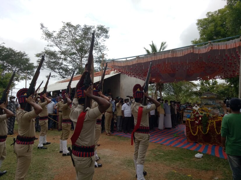 Sanchari Vijay Funeral: ಭೂ ತಾಯಿಯ ಮಡಿಲು ಸೇರಿದ ಸಂಚಾರಿ ವಿಜಯ್ : ಸ್ನೇಹಿತನ ...