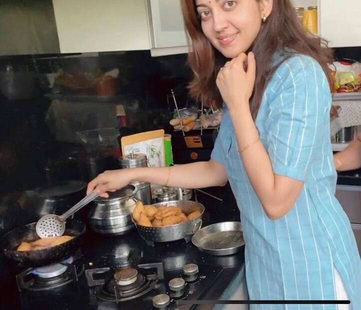 ಗಣೇಶ ಹಬ್ಬಕ್ಕೆಂದು ಅತ್ತೆ ಜೊತೆ ಮೋದಕ ಮಾಡುತ್ತಿರುವ Pranitha Subhash ...