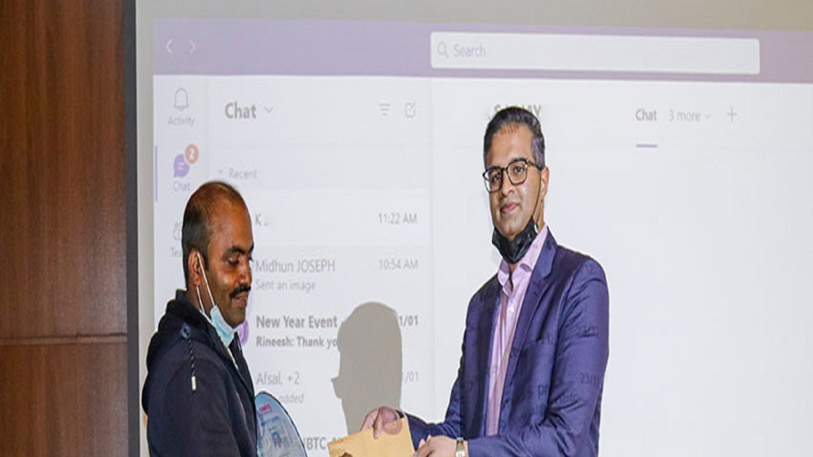 Indian Employee honoured in Kuwait for his honesty viral news | Viral ...