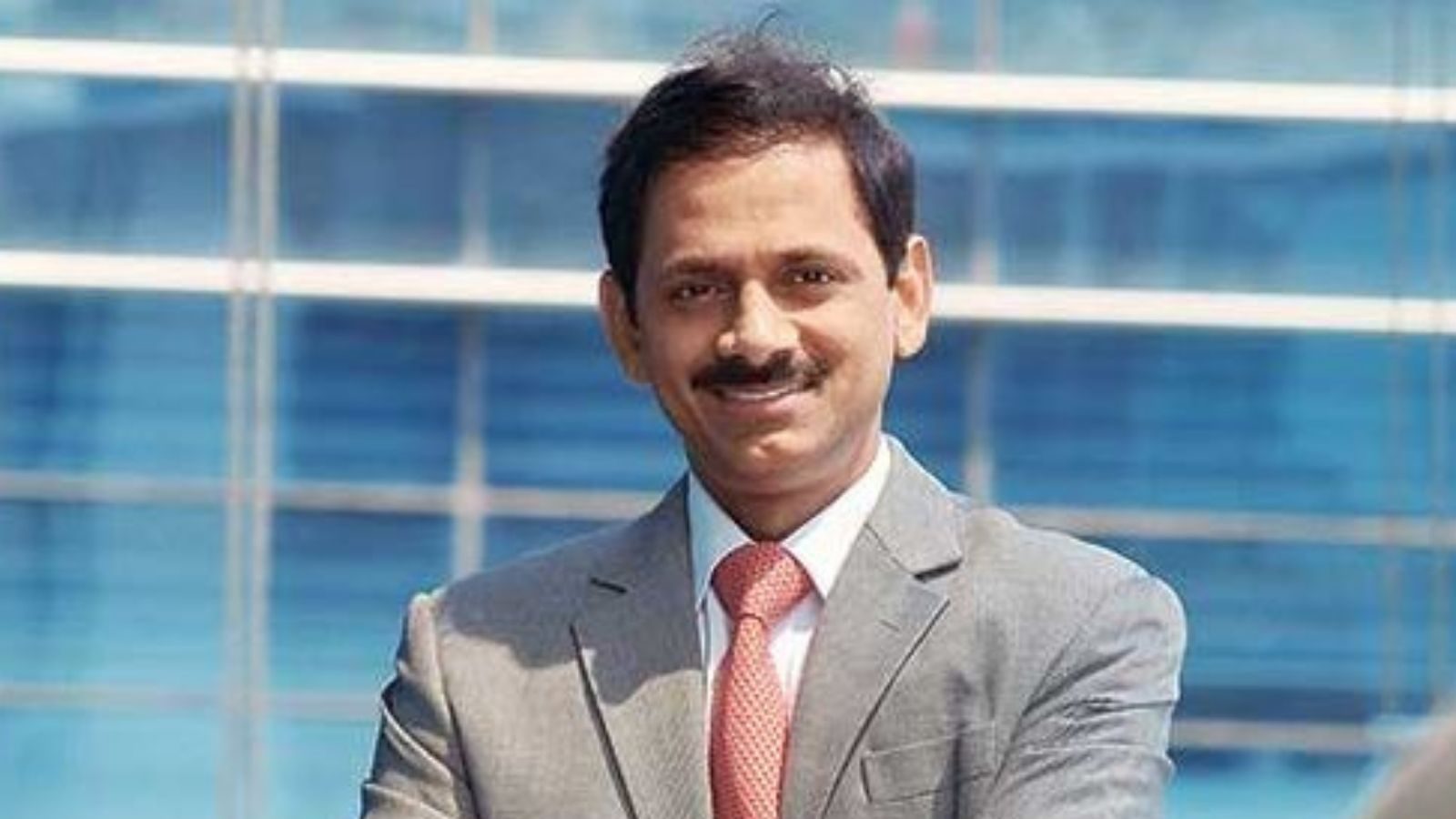 IDFC First Bank ceo gifted shares to his driver trainer helpers at home ...