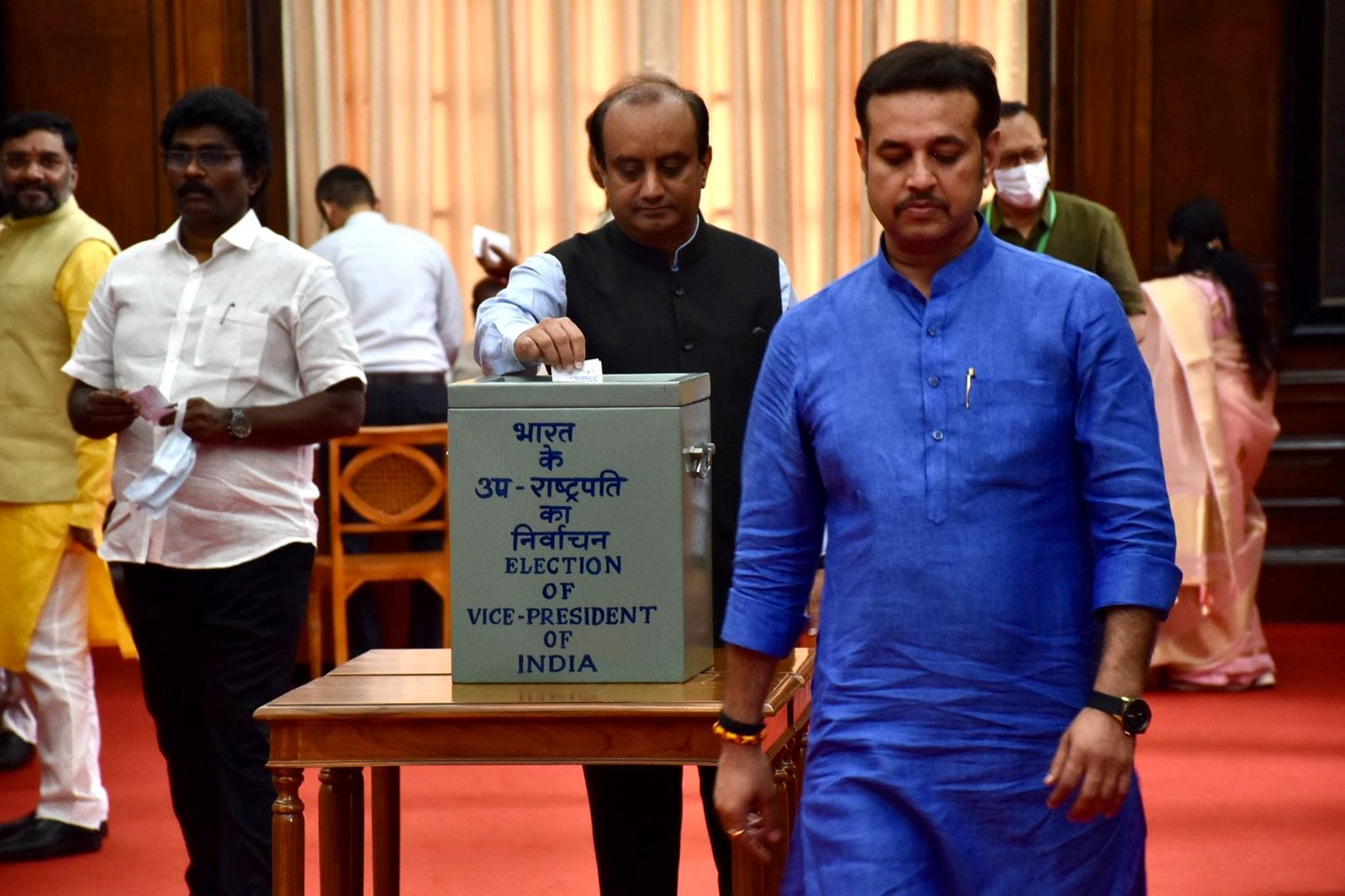 ಉಪ ರಾಷ್ಟ್ರಪತಿ ಫಲಿತಾಂಶಕ್ಕೆ ಕ್ಷಣಗಣನೆ: ಮತದಾನದ ಸ್ವಾರಸ್ಯಕರ ಫೋಟೋಗಳು ಇಲ್ಲಿವೆ ...