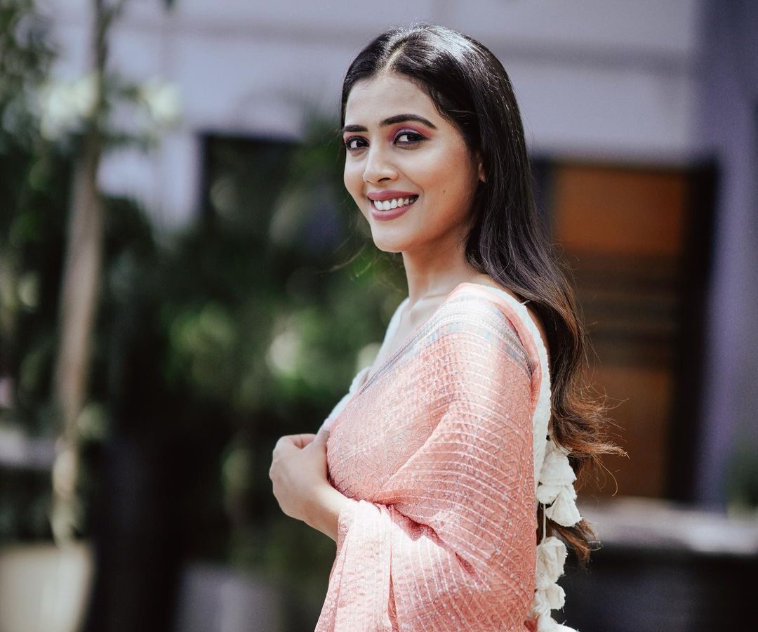 Actress Sara Annaiah: ಸಿಂಪಲ್ ಸೀರೆಯಲ್ಲೂ ಸೂಪರ್ ಆಗಿ ಕಾಣ್ತಾರೆ ಸಾರಾ ಅಣ್ಣಯ್ಯ ...