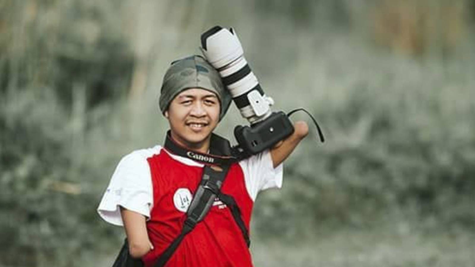 Achmad Zulkarnain Born Without Hands and Legs he is a Pro Photographer ...