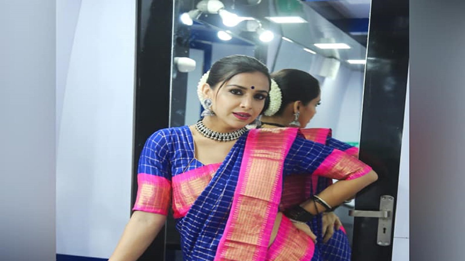 Zee Kannada Jodi number one anchor Shwetha Chengappa Traditional look ...
