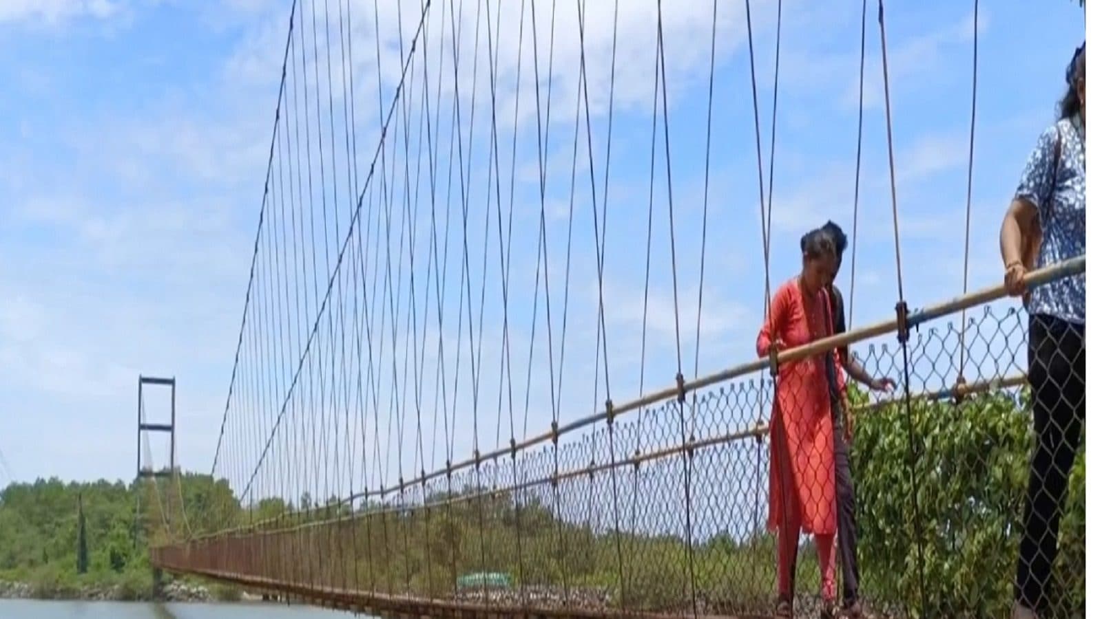 Hanging bridge disrepair waiting for sacrifice Children labors deaths | Uttara Kannada: ಬಲಿಗಾಗಿ ...