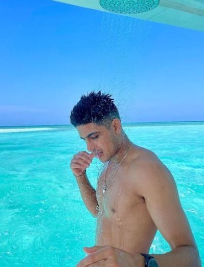 ಸ್ವಿಮಿಂಗ್ ಫೂಲ್ ನಲ್ಲಿ ಸಿಕ್ಸ್ ಪ್ಯಾಕ್ ತೋರಿಸಿದ ಗಿಲ್ , ಏನ್ ಲುಕ್ ಗುರು ಅಂದ ...