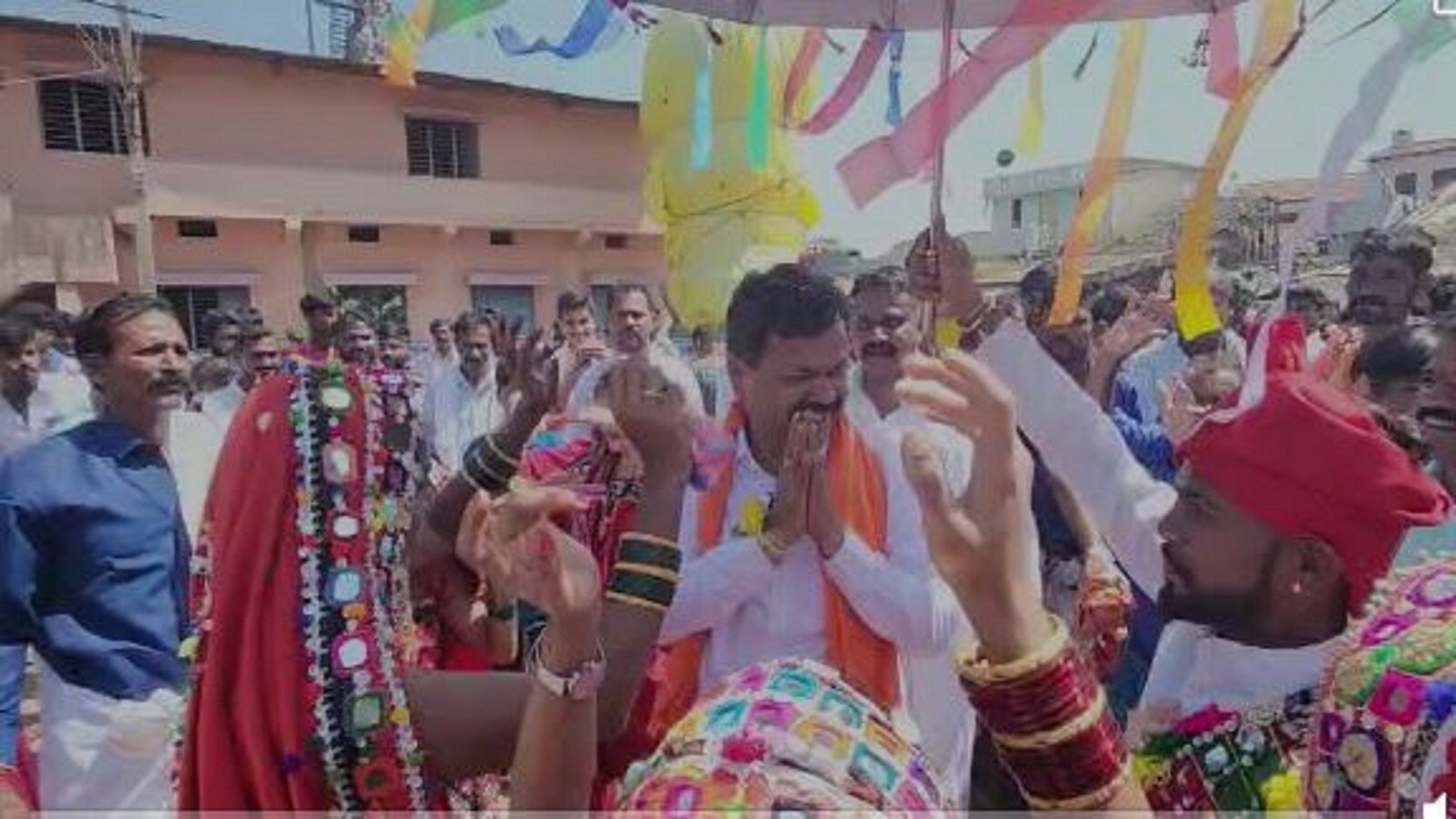 MLA Renukacharya dances with the women of Banjara community pvn | ಮಹಿಳೆಯರ ಜೊತೆ ರೇಣುಕಾಚಾರ್ಯ ಸಖತ್ ...