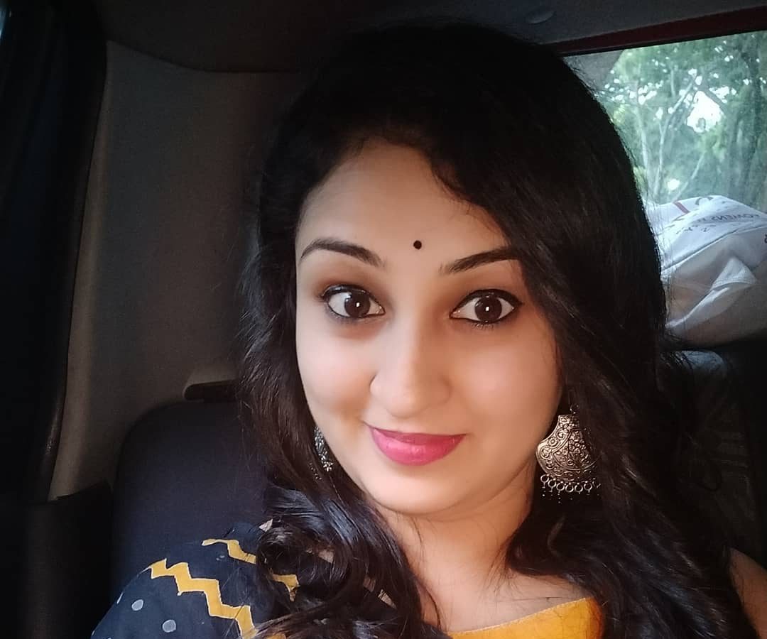 Kantara hero rishab shetty wife pragathi shetty photos | Rishab Shetty ...