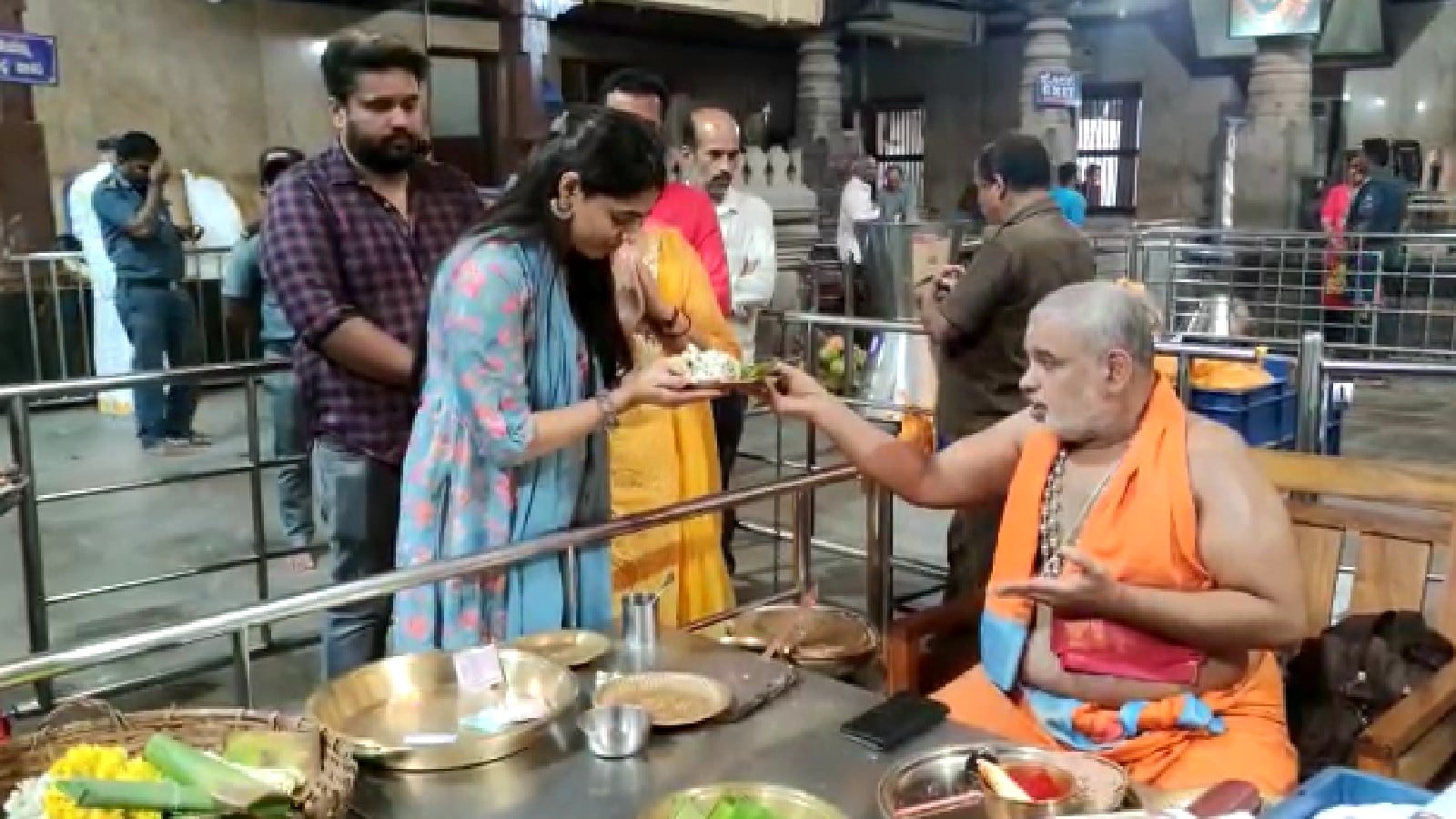 ಕಟೀಲು ದೇವಾಲಯದಲ್ಲಿ ಕಾಂತಾರದ ಚೆಲುವೆ | kantara actress sapthami gowda ...