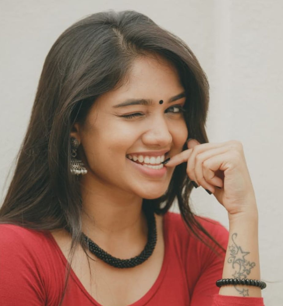 Keerthy Krishna: ಶ್ರುತಿ ಮನೆ ಮಗಳು ಕೀರ್ತಿ ಕೃಷ್ಣ ಸ್ಯಾಂಡಲ್ ವುಡ್ ಗೆ ಎಂಟ್ರಿ! | ಮನರಂಜನೆ - News18 ಕನ್ನಡ