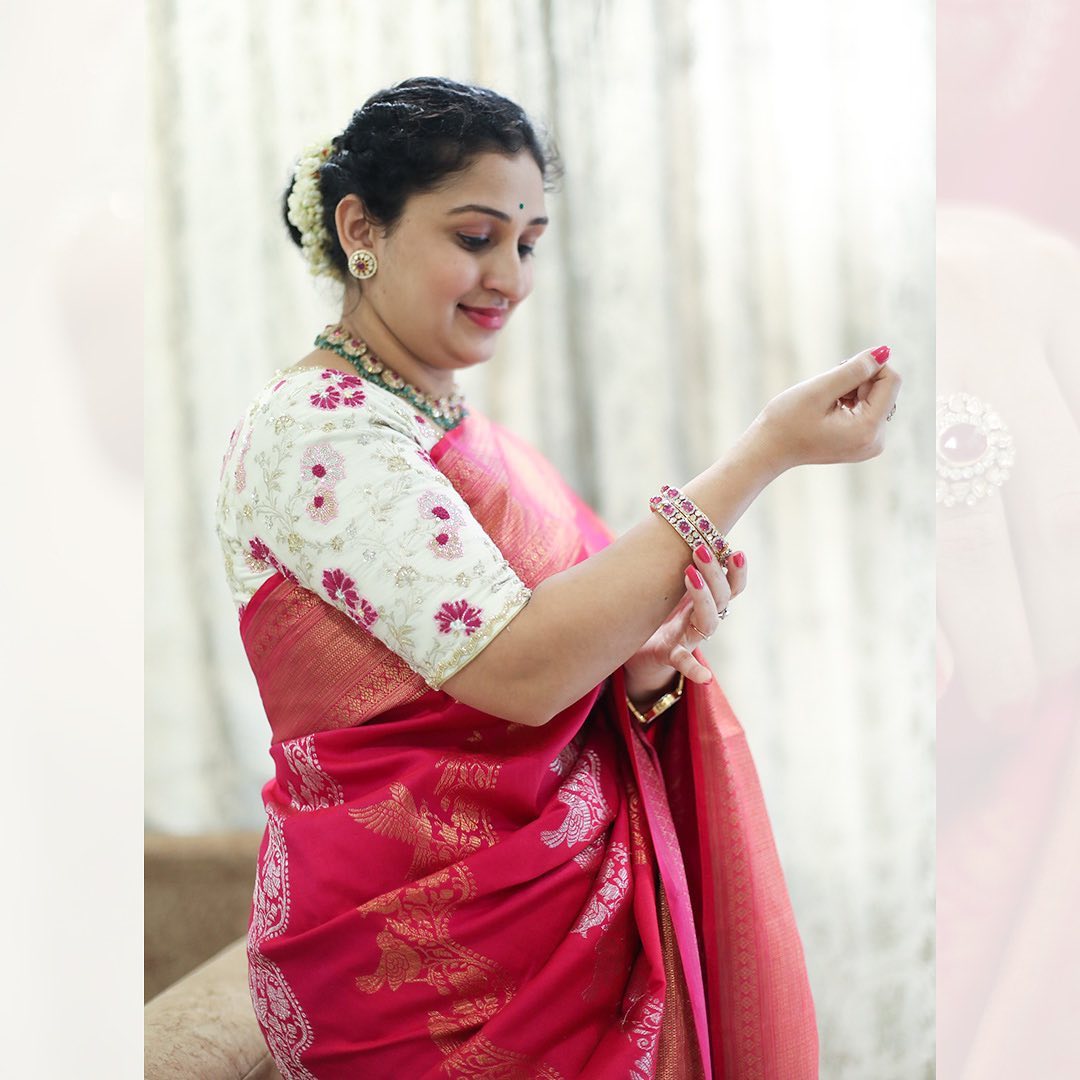 ರಿಷಬ್ ಶೆಟ್ಟಿ ಪತ್ನಿಯ ಕ್ಯೂಟ್ ಲುಕ್! ಸೀರೆಯಲ್ಲಿ ಪೋಸ್ ಕೊಟ್ಟ ಕಾಂತಾರದ ಕ್ವೀನ್ ...