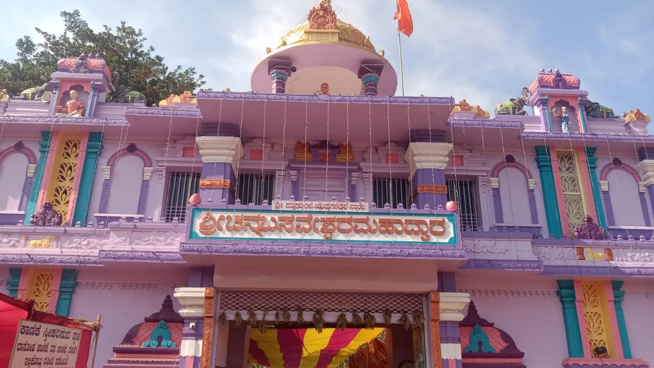 Ulavi Jatre: ಮನೆಯಲ್ಲಿ ಕಾರ್ ಇದ್ರೂ ಎತ್ತಿನ ಗಾಡಿಯಲ್ಲೇ ಜಾತ್ರೆಗೆ ಬರುವ ಭಕ್ತರು ...
