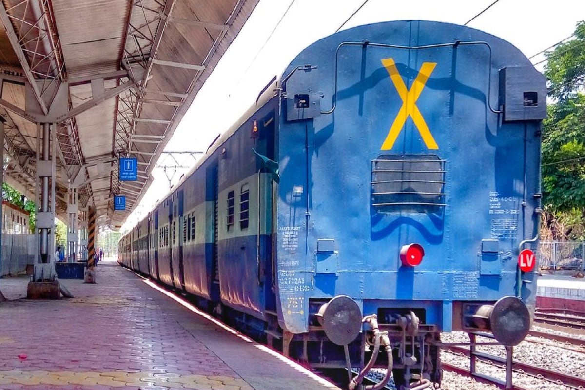 ರೈಲಿನ ಹಿಂದೆ X ಅಂತ ಸಿಂಬಲ್ ಯಾಕೆ ಇರುತ್ತೆ? ಇಂಟ್ರೆಸ್ಟಿಂಗ್ ಫ್ಯಾಕ್ಟ್ ಇಲ್ಲಿದೆ ...