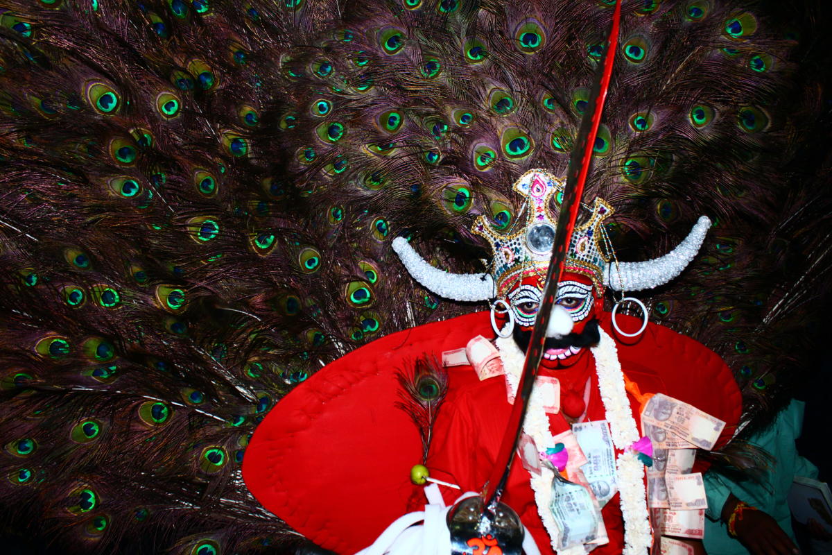 Bedara Vesha: ಶಿರಸಿಯ ಬೀದಿಗಳಲ್ಲಿ ಬೇಡರ ವೇಷದ್ದೇ ಕಾರುಬಾರು! ವಿಶೇಷ ಕುಣಿತಕ್ಕೆ ...