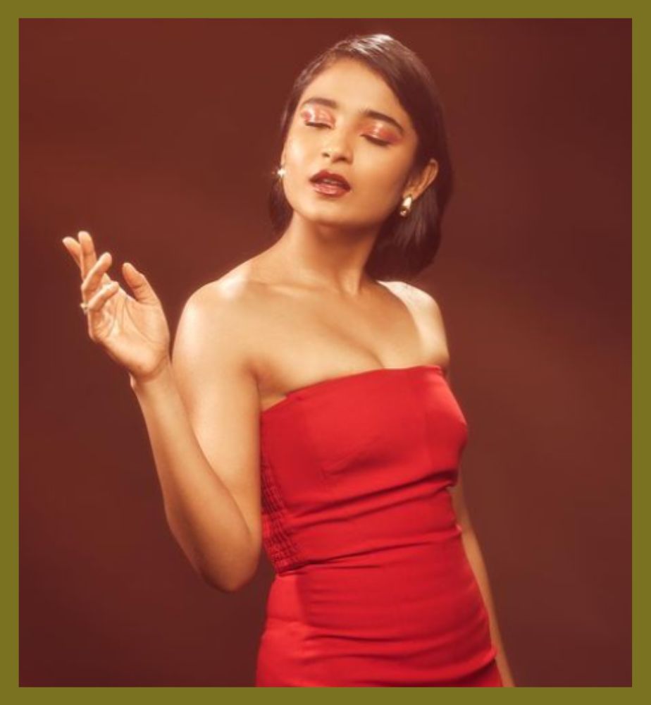 ಸಿಂಪಲ್ ಸ್ಟಾರ್ ರಕ್ಷಿತ್ ನಾಯಕಿ ರೆಟ್ರೋ ಲುಕ್-ಕೆಂಪು ಬಣ್ಣದ ಉಡುಗೆ ತೊಟ್ಟು ...