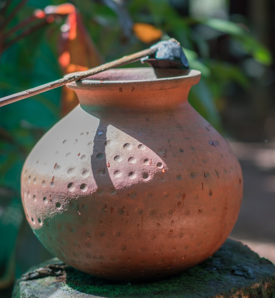 Vastu Tips For Pots: ಈ ದಿಕ್ಕಿನಲ್ಲಿ ಮಣ್ಣಿನ ಮಡಕೆ ಇದ್ರೆ ಲಕ್ಷ್ಮಿ ಮನೆ ಬಿಟ್ಟು ...