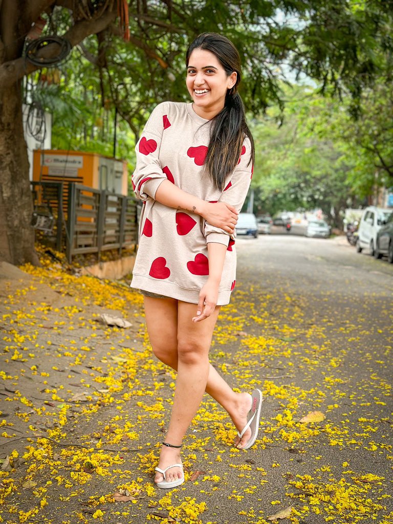 ಪ್ಯಾಂಟ್ ಇಲ್ವೇನಮ್ಮಾ? ಬರೀ ಟೀ ಶರ್ಟ್ ಧರಿಸಿ ಪೋಸ್ ಕೊಟ್ಟ ನಿರೂಪಕಿ ಟ್ರೋಲ್ ...