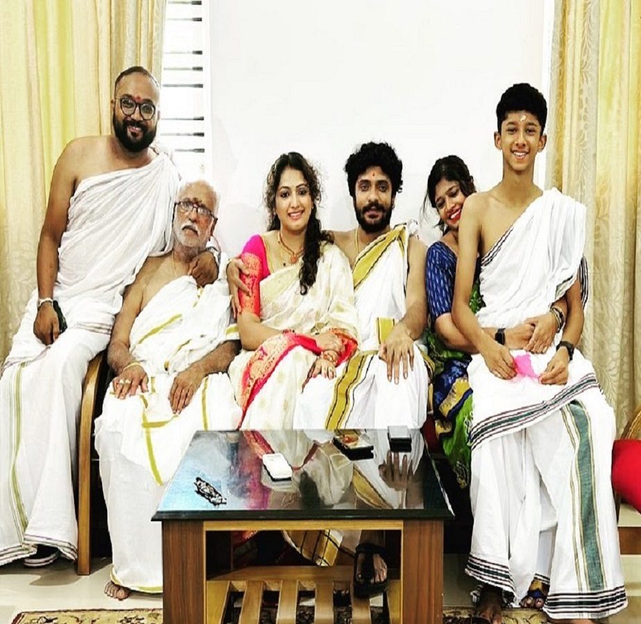 ಕುಟುಂಬದ ಜೊತೆ ಕಾಲ ಕಳೆದ ವಸಿಷ್ಠ ಸಿಂಹ, ಫ್ಯಾಮಿಲಿಯ ಕ್ಯೂಟ್ ಫೋಟೋ ವೈರಲ್ – News18 ...