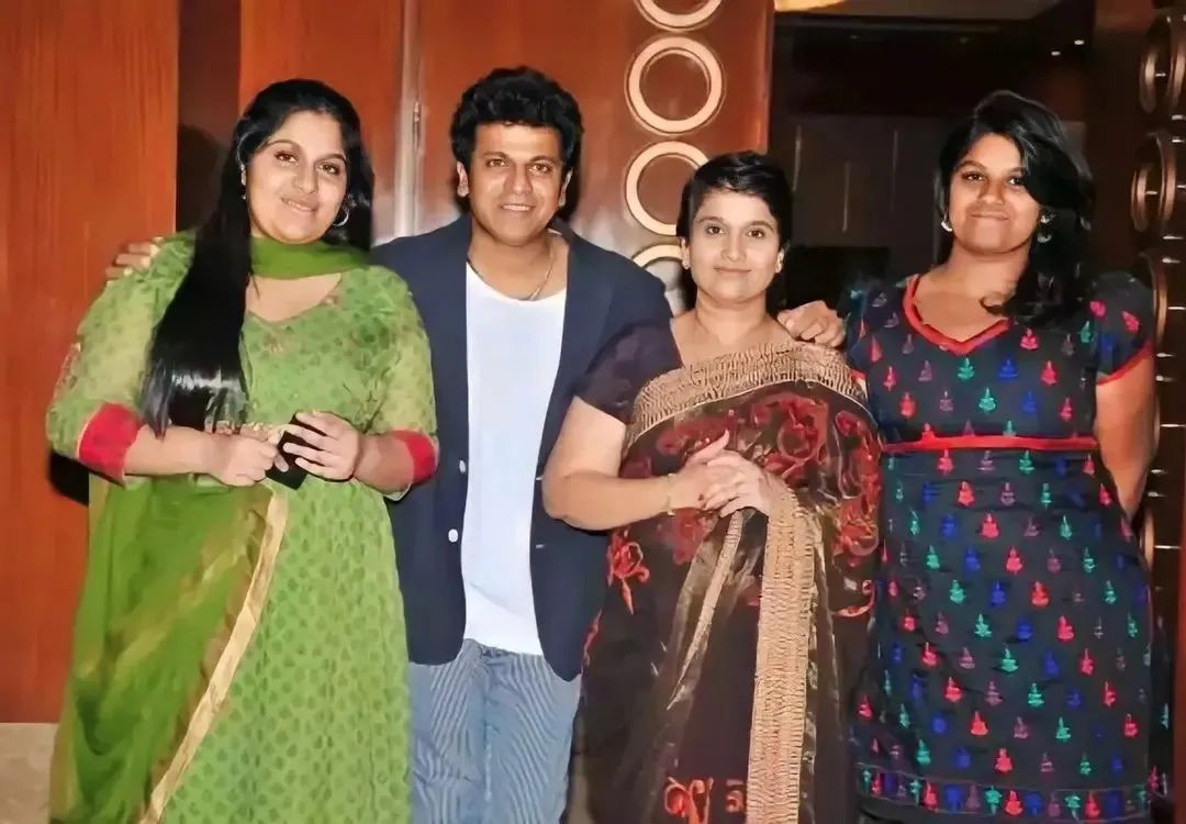 ಶಿವರಾಜ್ ಕುಮಾರ್ ಹಳೆ ಫ್ಯಾಮಿಲಿ ಫೋಟೋ ವೈರಲ್! ಹೀಗಿದ್ರು ನೋಡಿ ಶಿವಣ್ಣ ಪತ್ನಿ ಗೀತಾ ...