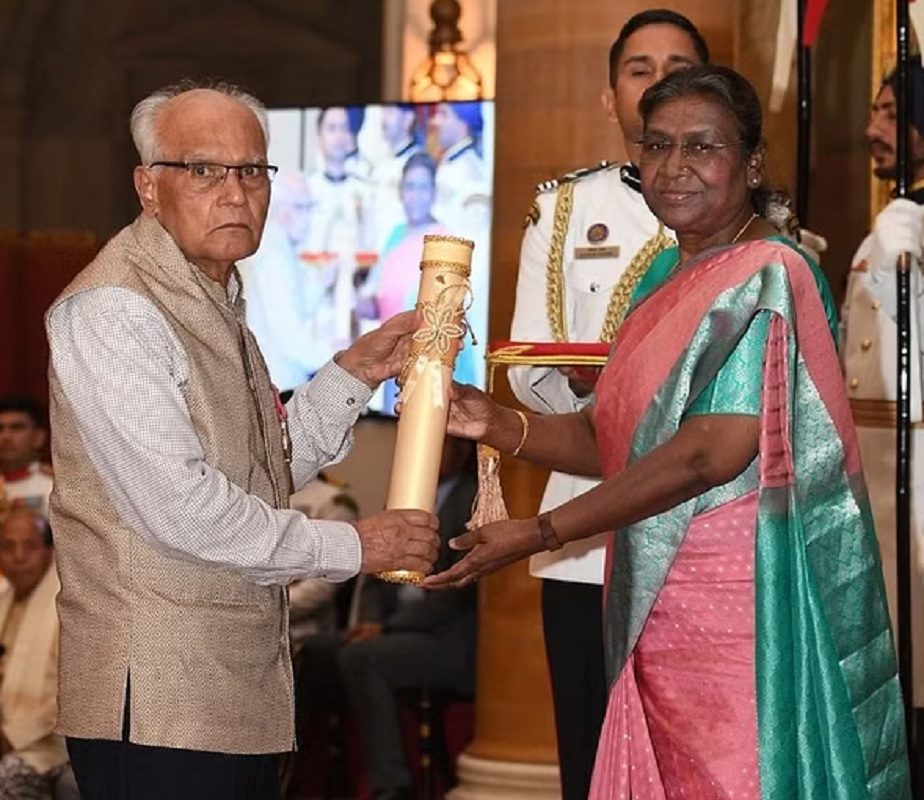 ಪದ್ಮಭೂಷಣ ಸ್ವೀಕರಿಸಿದ ಸುಧಾಮೂರ್ತಿ, ಭೈರಪ್ಪ, 53 ಗಣ್ಯರಿಗೆ ಪದ್ಮ ಪ್ರಶಸ್ತಿ ನೀಡಿ ...