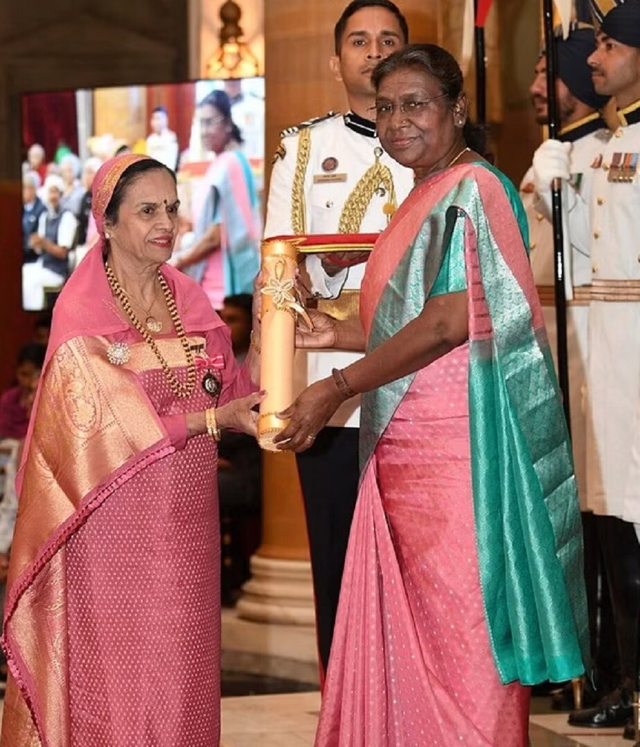 ಪದ್ಮಭೂಷಣ ಸ್ವೀಕರಿಸಿದ ಸುಧಾಮೂರ್ತಿ, ಭೈರಪ್ಪ, 53 ಗಣ್ಯರಿಗೆ ಪದ್ಮ ಪ್ರಶಸ್ತಿ ನೀಡಿ ...