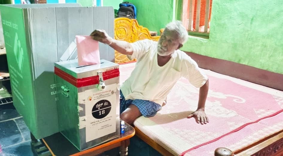 Vote from Home Video: ಮನೆಯಿಂದಲೇ ಮತದಾನ ಮಾಡಿ ಖುಷಿಪಟ್ಟ ಹಿರಿಯ ನಾಗರಿಕರು ...