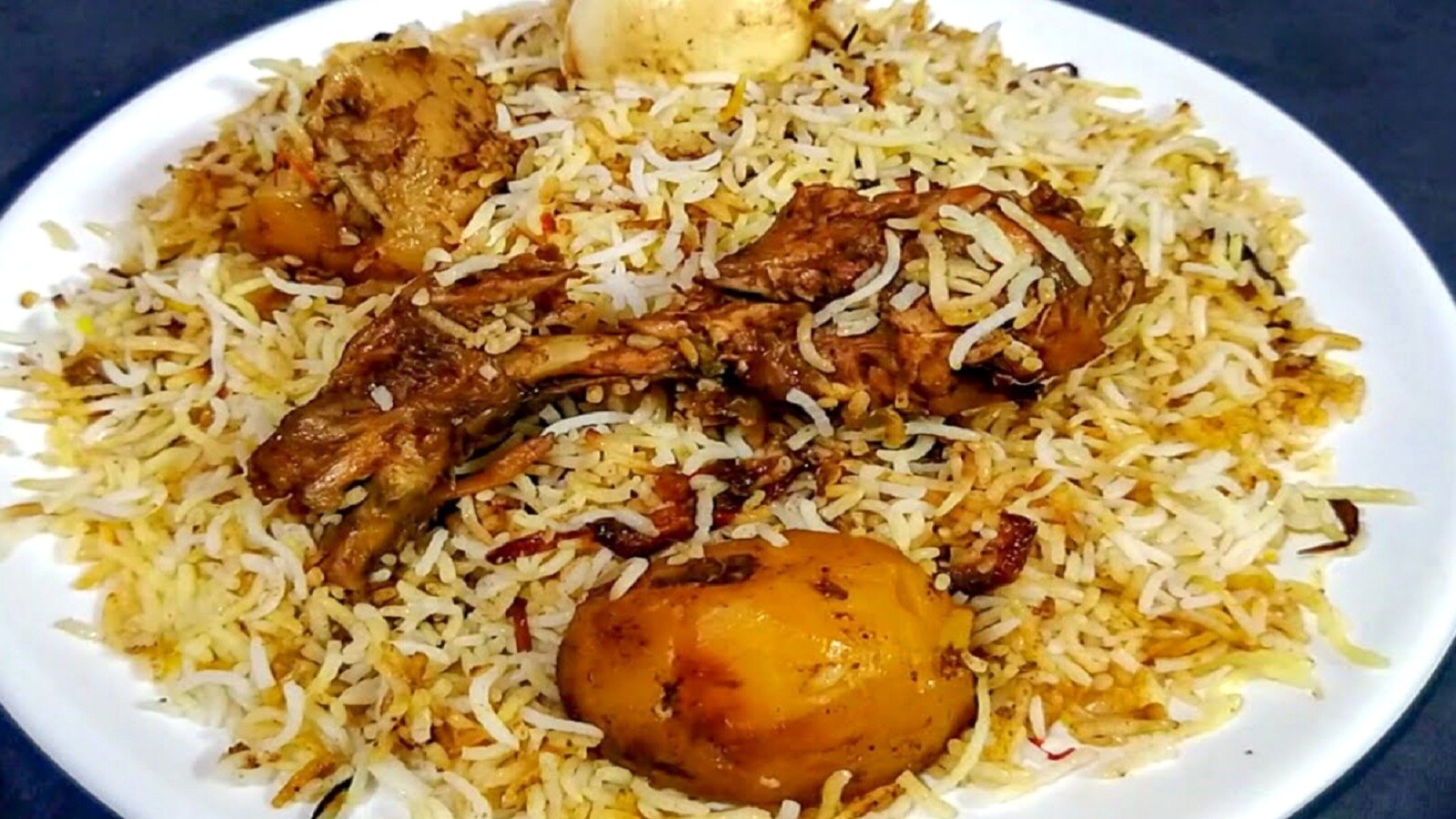 Chicken Biryani: ಚಿಕನ್ ಬಿರಿಯಾನಿಯಲ್ಲಿ ಜೀವಂತ ಜಿರಳೆ! ಗ್ರಾಹಕನಿಗೆ ಹಣ ವಾಪಸ್ ...